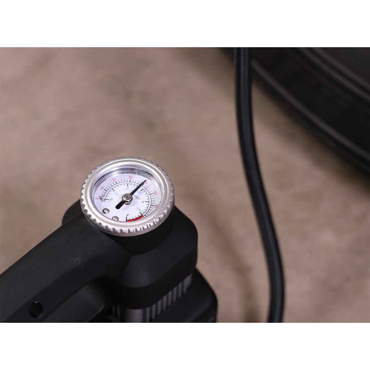 Tyre Inflator/Mini Air Compressor with Work Light Twin Cylinder 12V ...