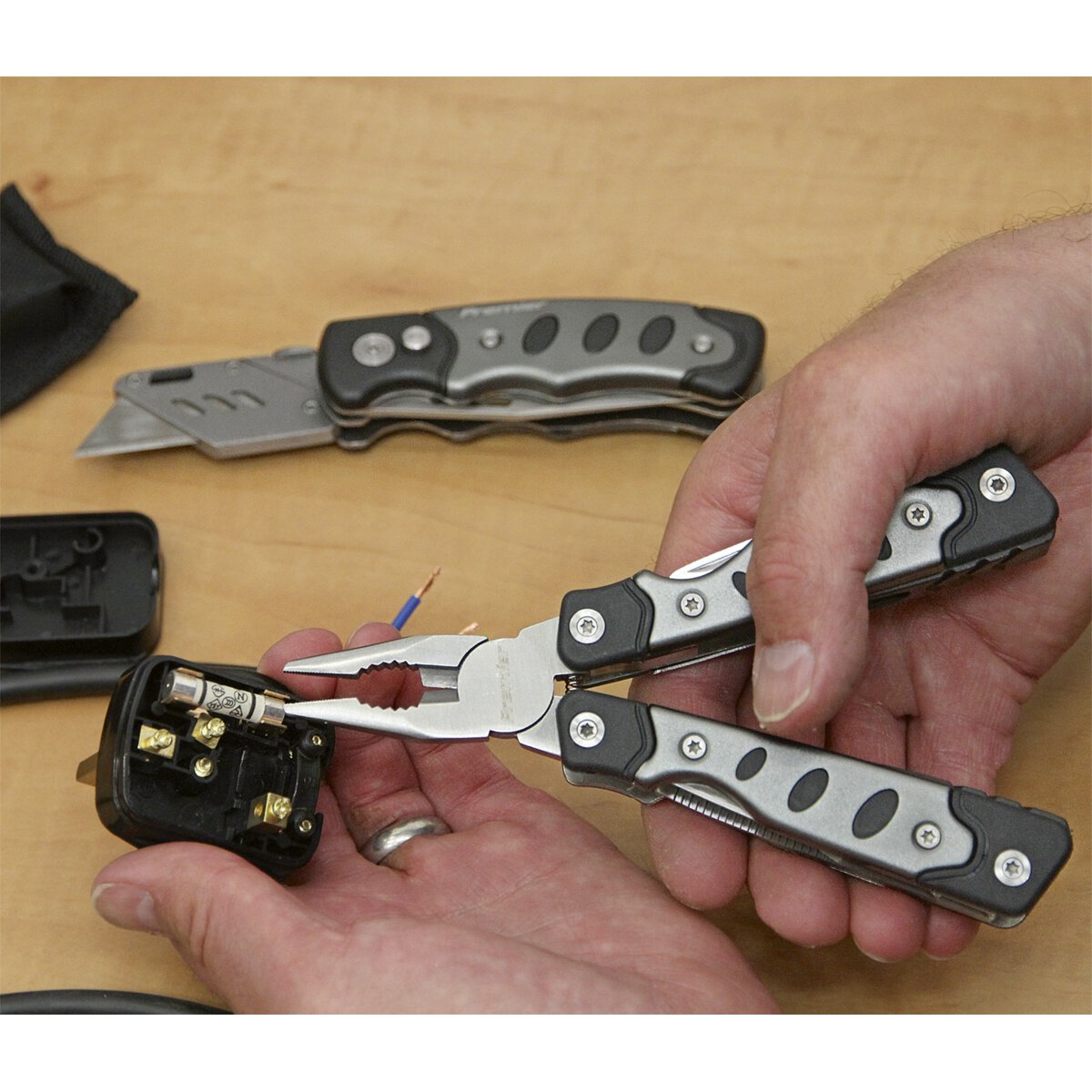 Multi-Tool & Twin Blade Knife Set 2pc 15 Function | Building Materials ...